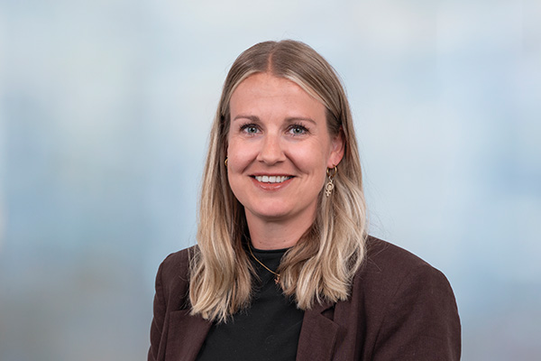 Dr. Anne Buunk